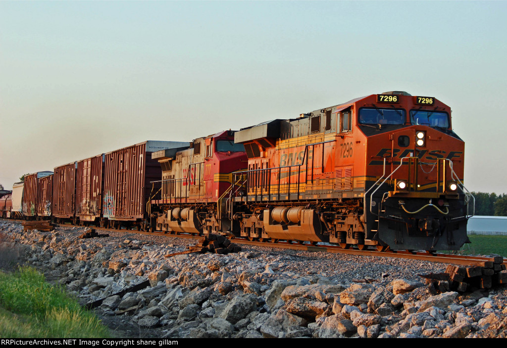 BNSF 7296 Works a huge freight Sb!
